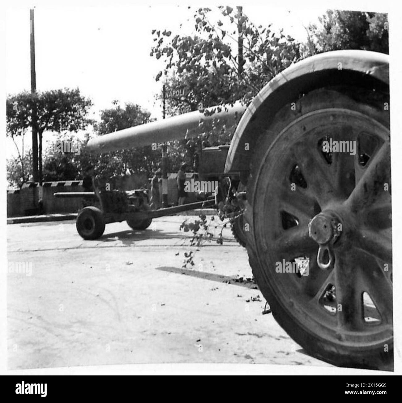WITH THE FIFTH ARMY ON THE SALERNO FRONT - 6-pounder framed by a German ...