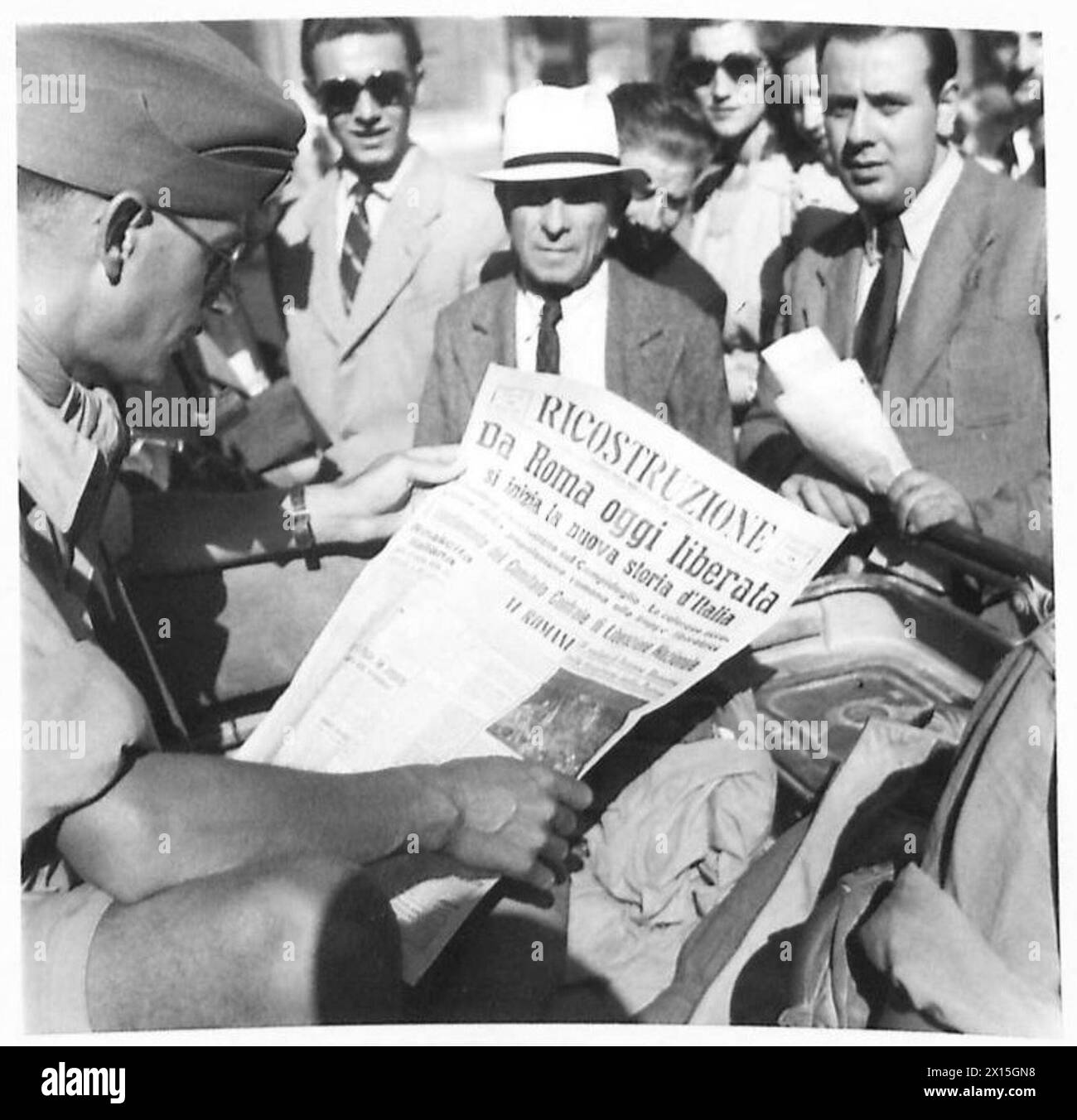 ROME : LIBERATION SCENES - A British soldier reads the latest news of ...