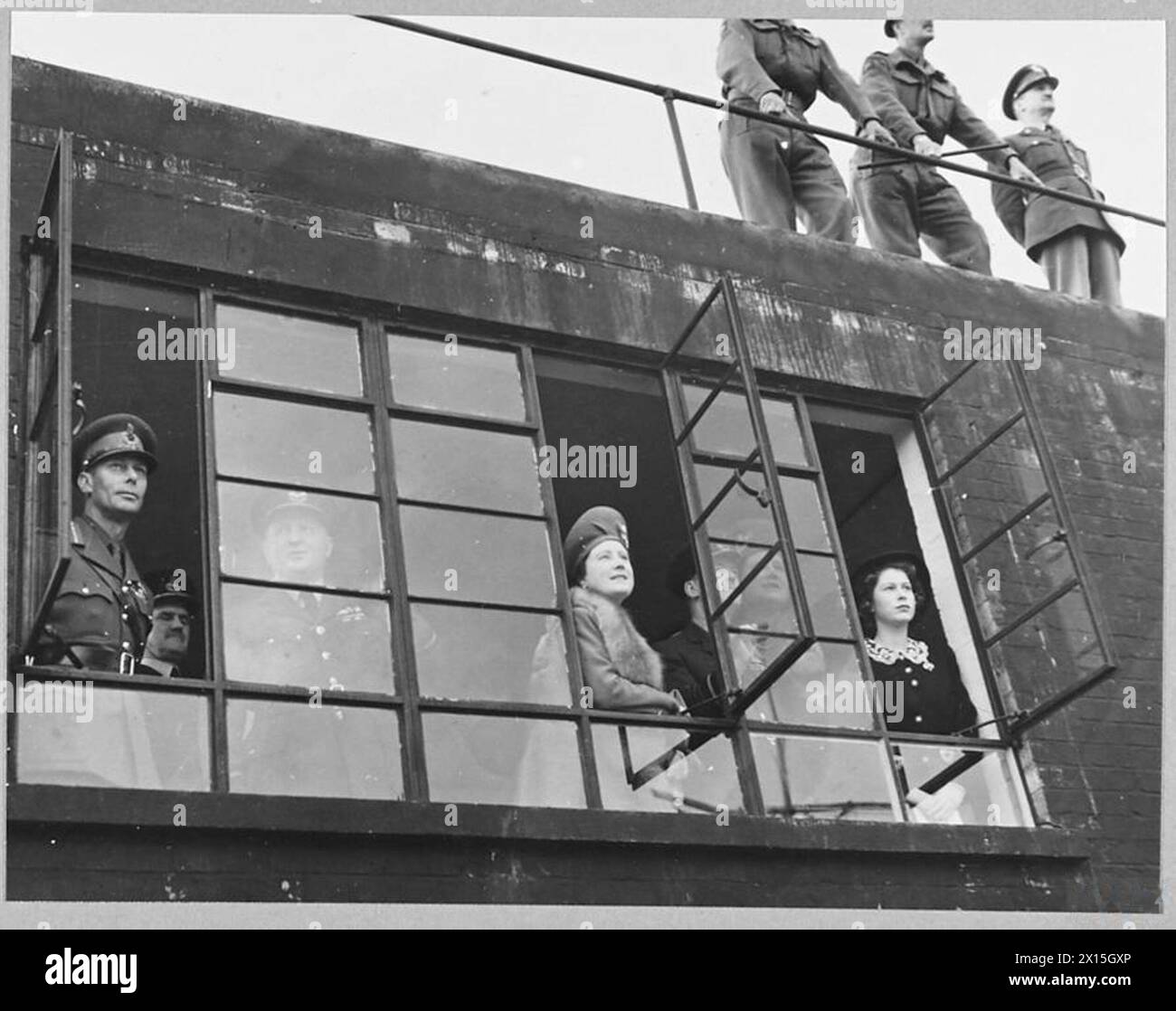 ROYAL FAMILY WATCHES LARGE SCALE AIRBORNE MANOEUVRES - The King, the ...