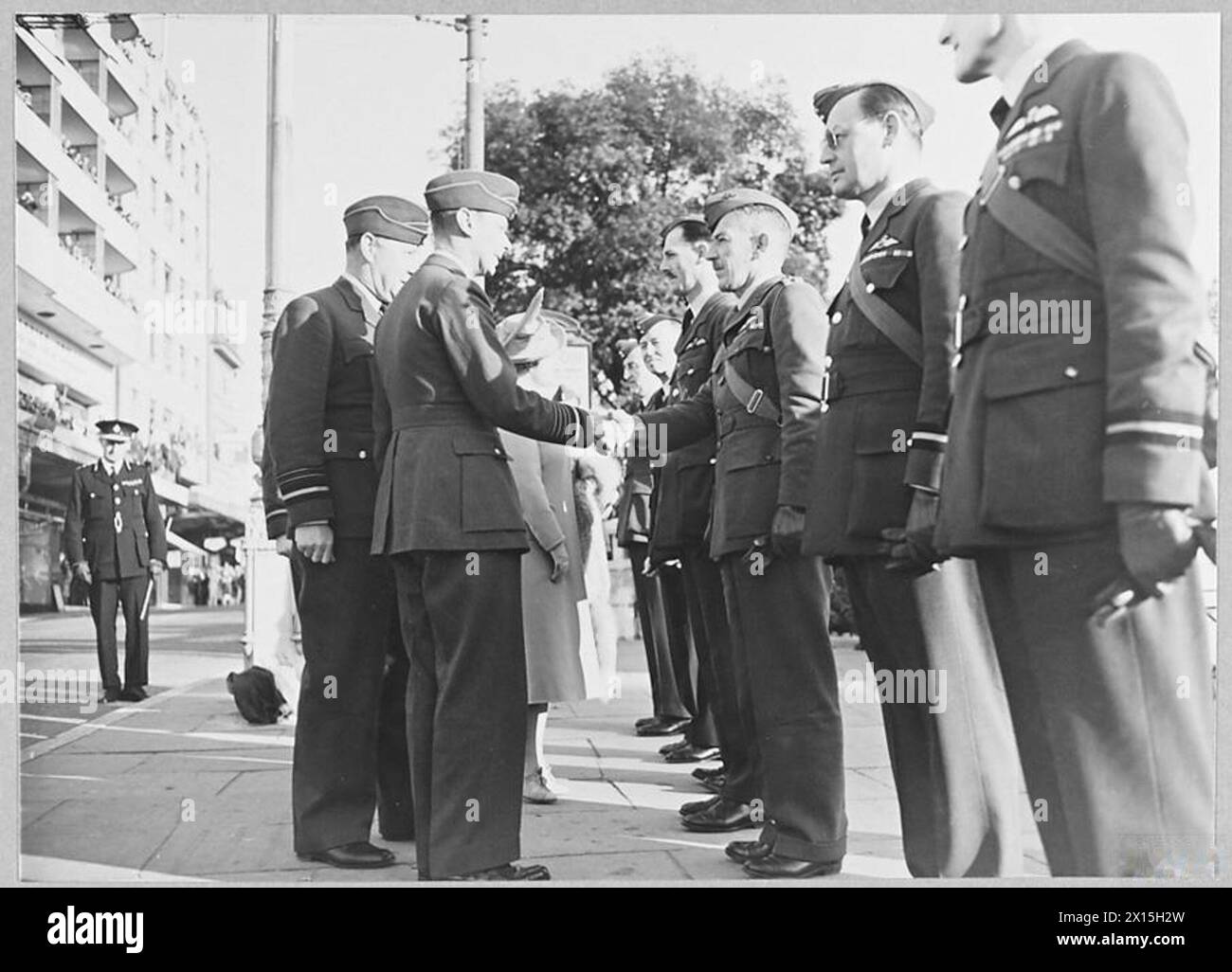 King George VI and Queen Elizabeth inspect Dominion and United States ...