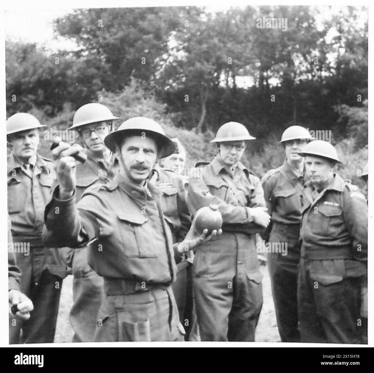 WAR OFFICE TRAVELLING SCHOOL INSTRUCTS HOME GUARD - A demonstrator ...