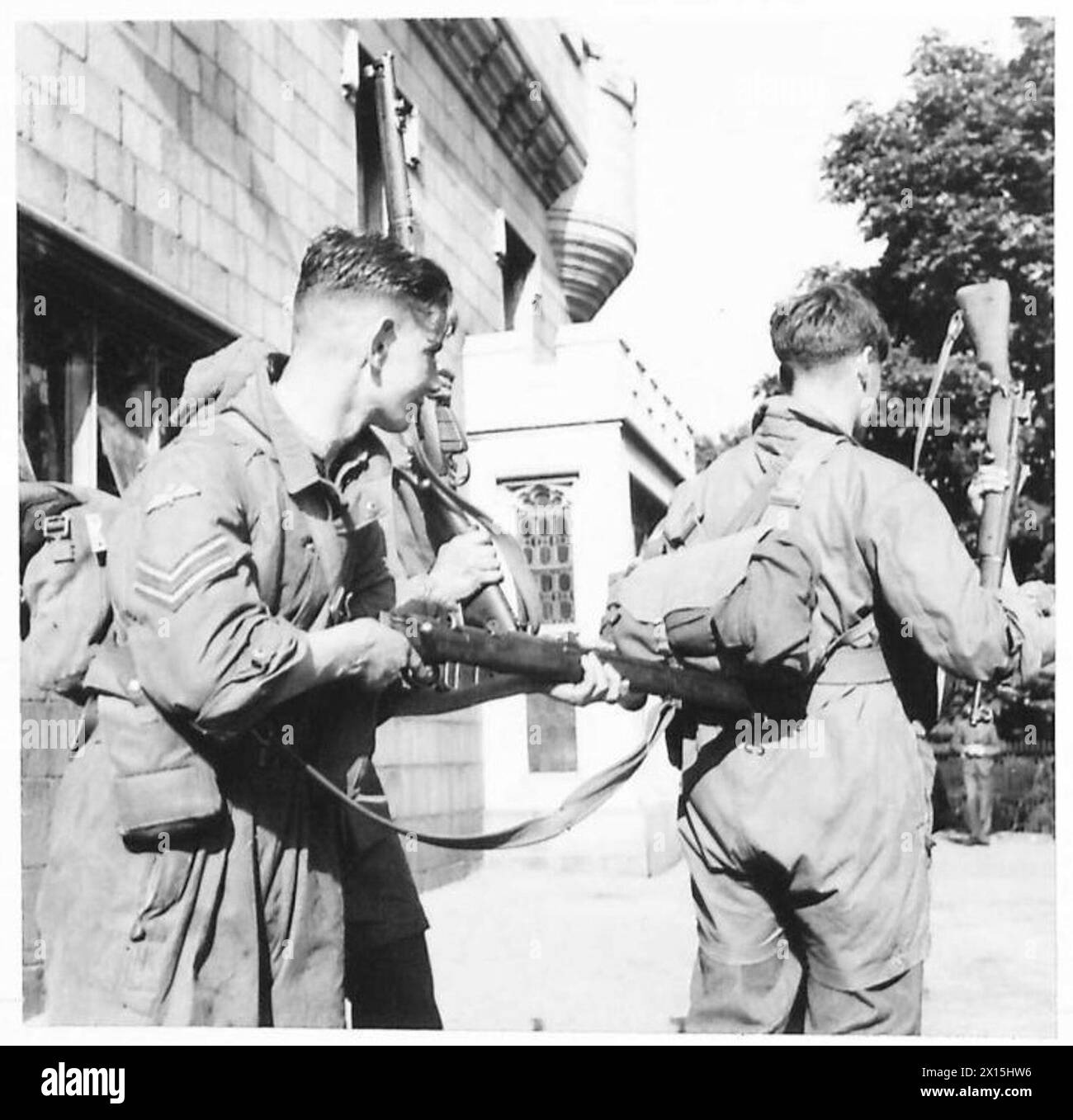 British paratroopers demonstrate a close combat assault exercise ...