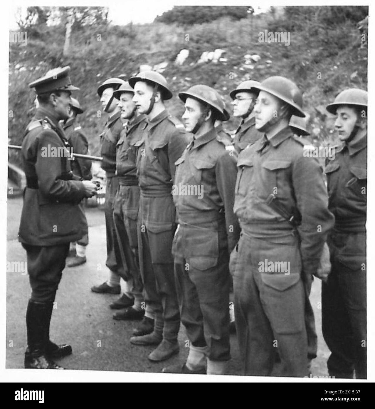 COMMANDER-IN-CHIEF HOME FORCES VISITS WESTERN COMMAND - Gun crews are ...