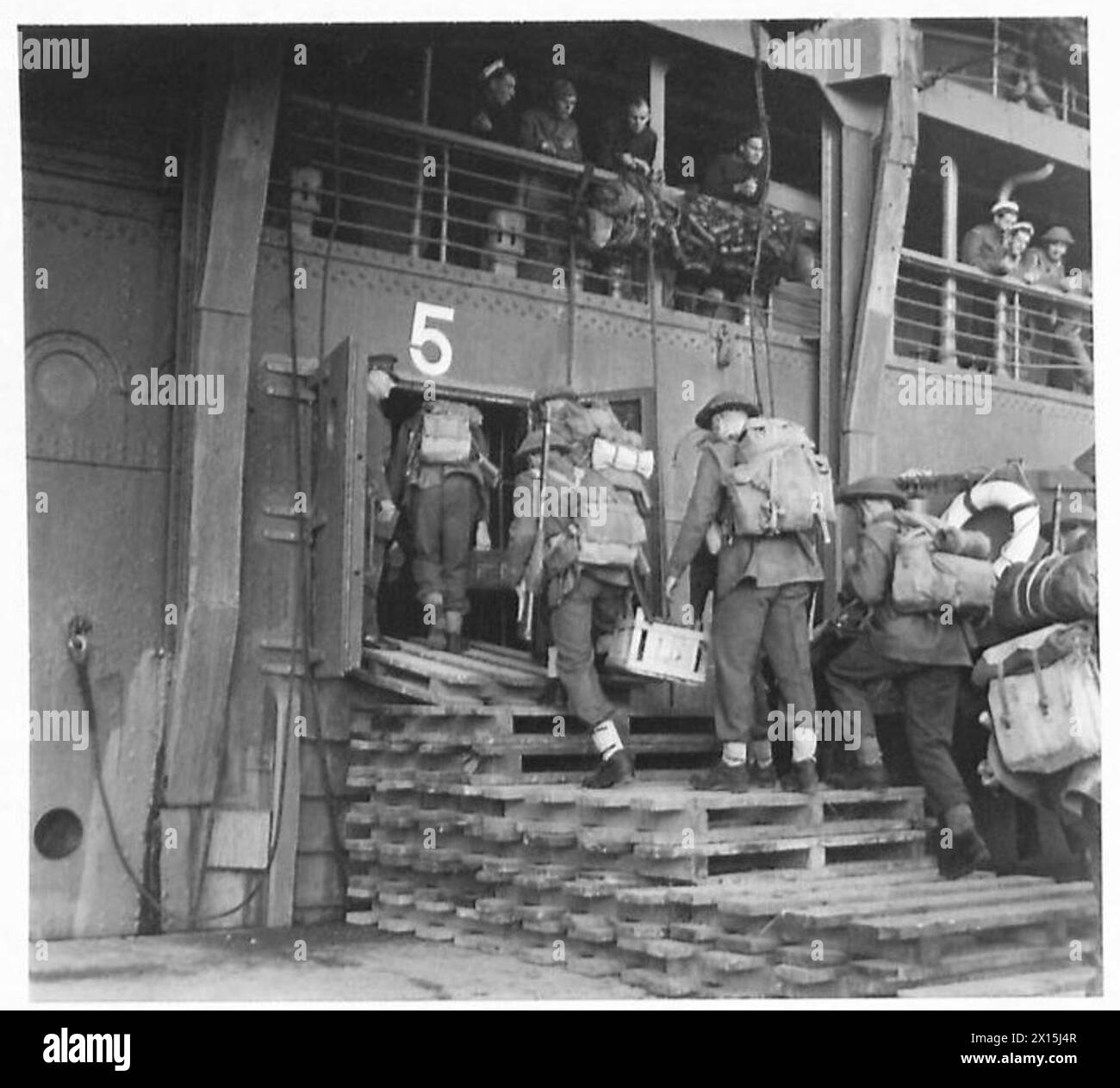 Guardsmen of the 1st Battalion, Scots Guards (British 1st Infantry ...