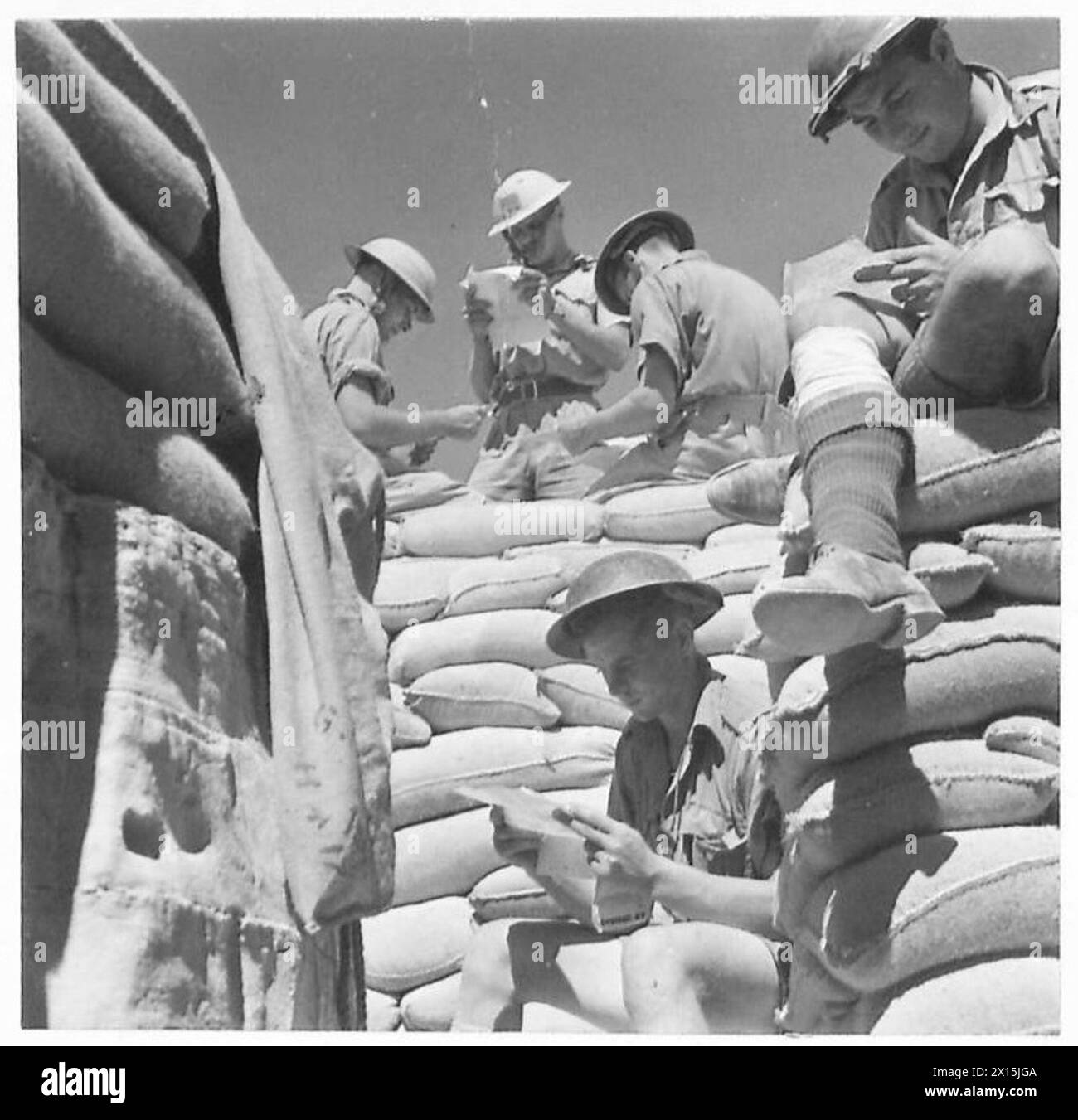 THE DESERT POSTMAN - Troops reading their letters from home British ...