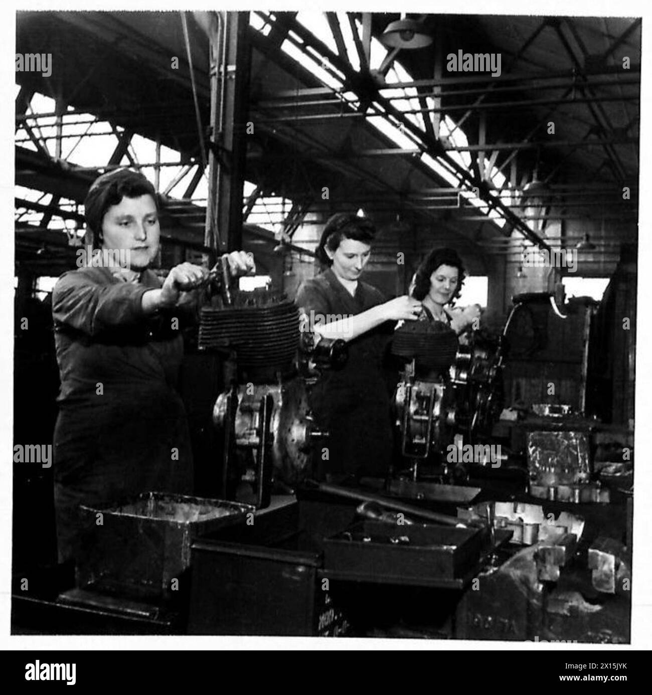 WOMEN HELP SOLDIERS IN REME WORKSHOP - Women workers at the REME Depot ...