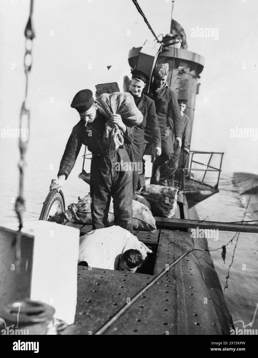 THE ROYAL NAVY DURING THE SECOND WORLD WAR - Members of HMSM URSULA's ...