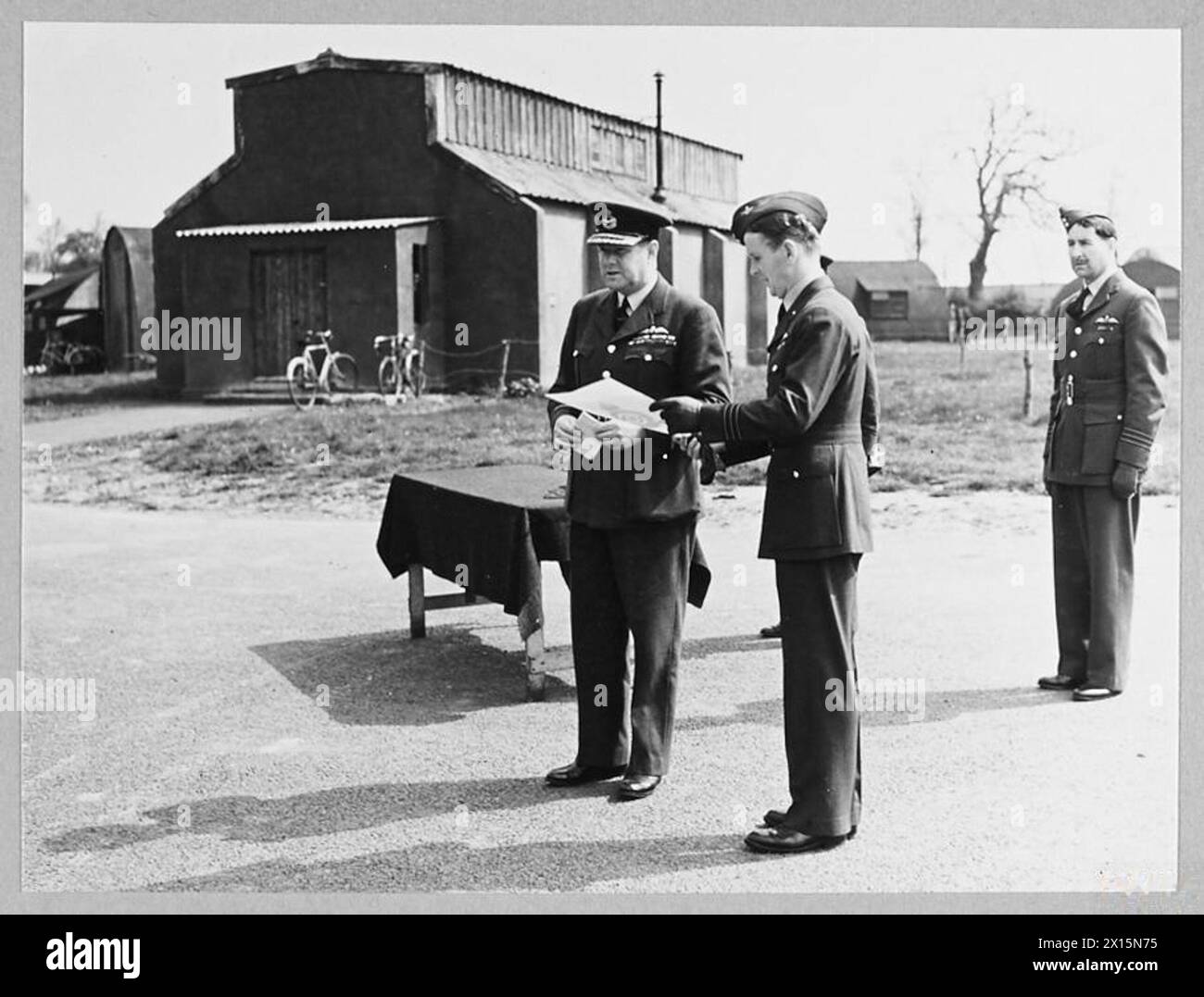 A.O.C. PRESENTS CREST TO FAMOUS NIGHT FIGHTERS - 9498 (Picture issued ...