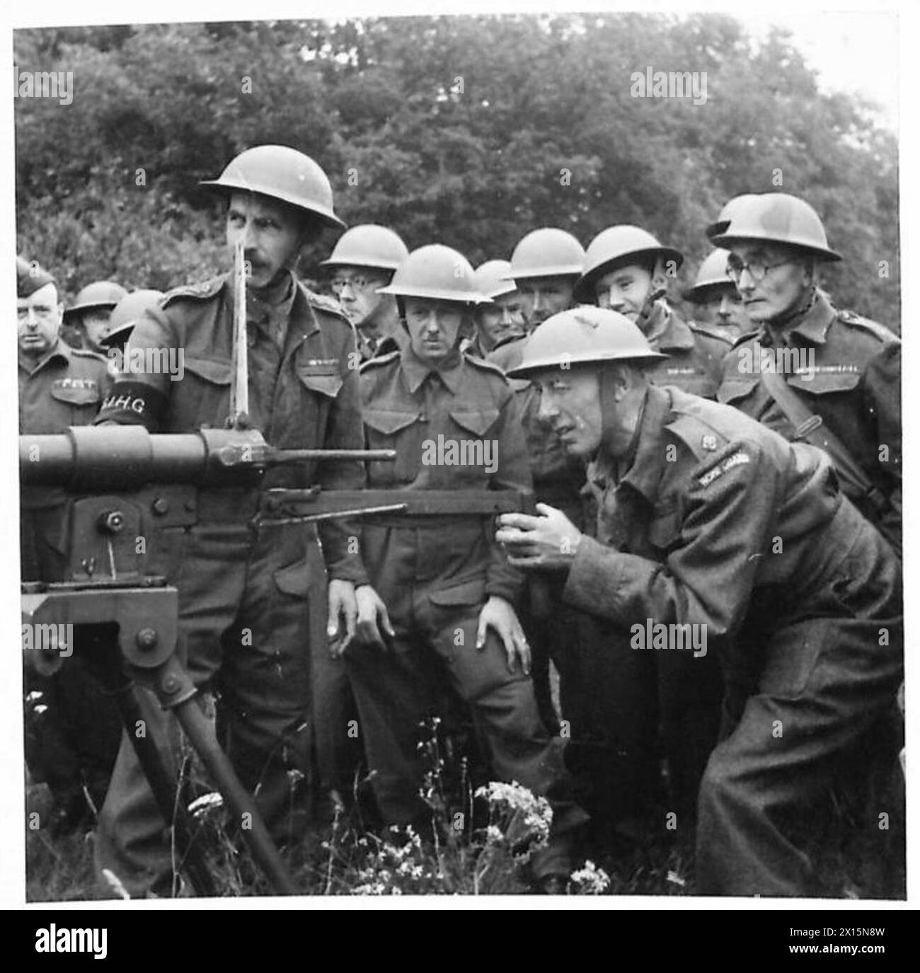 WAR OFFICE TRAVELLING SCHOOL INSTRUCTS HOME GUARD - Instruction in the ...