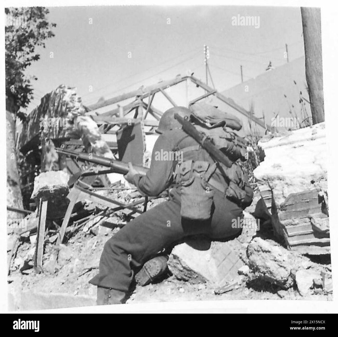BIZERTA - American patrol scout scans ruins for enemy snipers British Army Stock Photo - Alamy