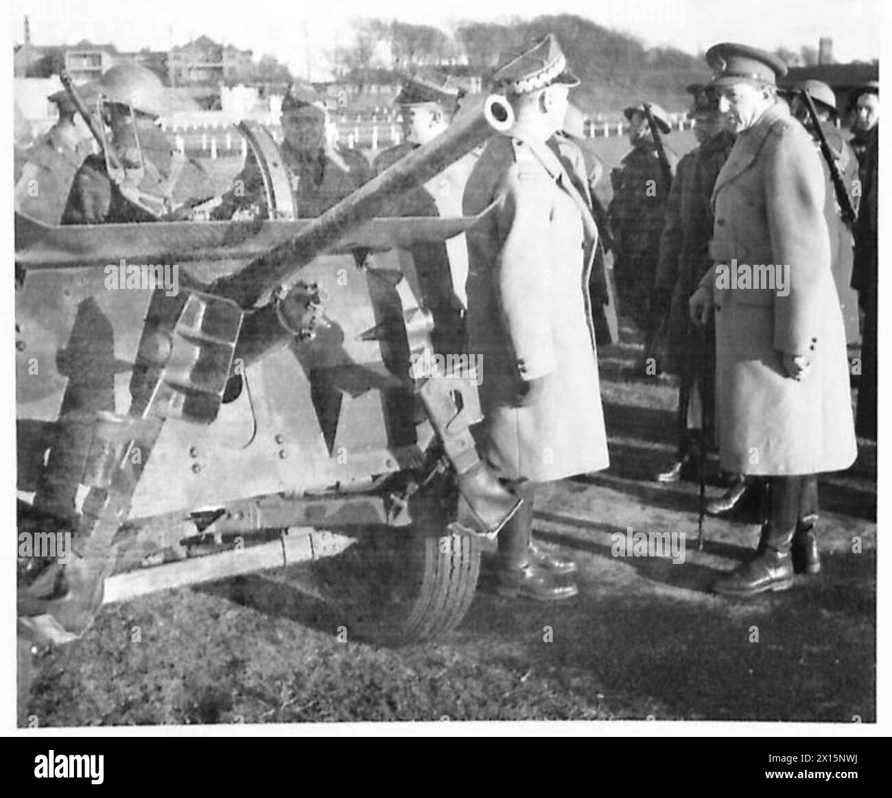 Generals Alan Brooke and Władysław Sikorski inspect a 40mm Ordnance QF ...
