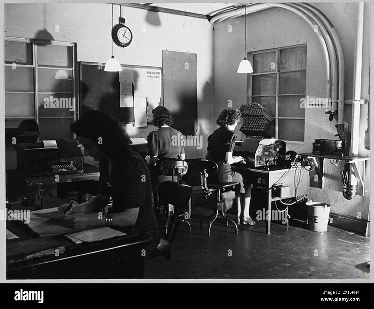 BRITAIN'S CIVIL AIRWAYS AT WAR : 14313 - Picture (issued 1945) shows ...