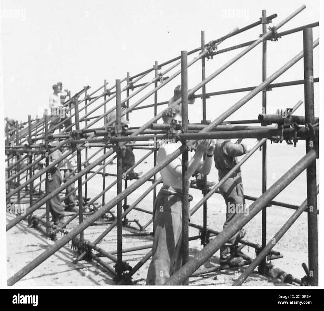Men on scaffolding Black and White Stock Photos & Images - Alamy