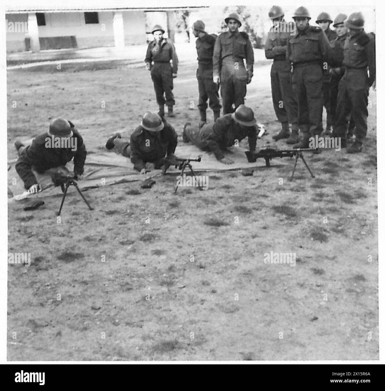 Sergeant Hart instructs French recruits on a Bren light machine gun at ...