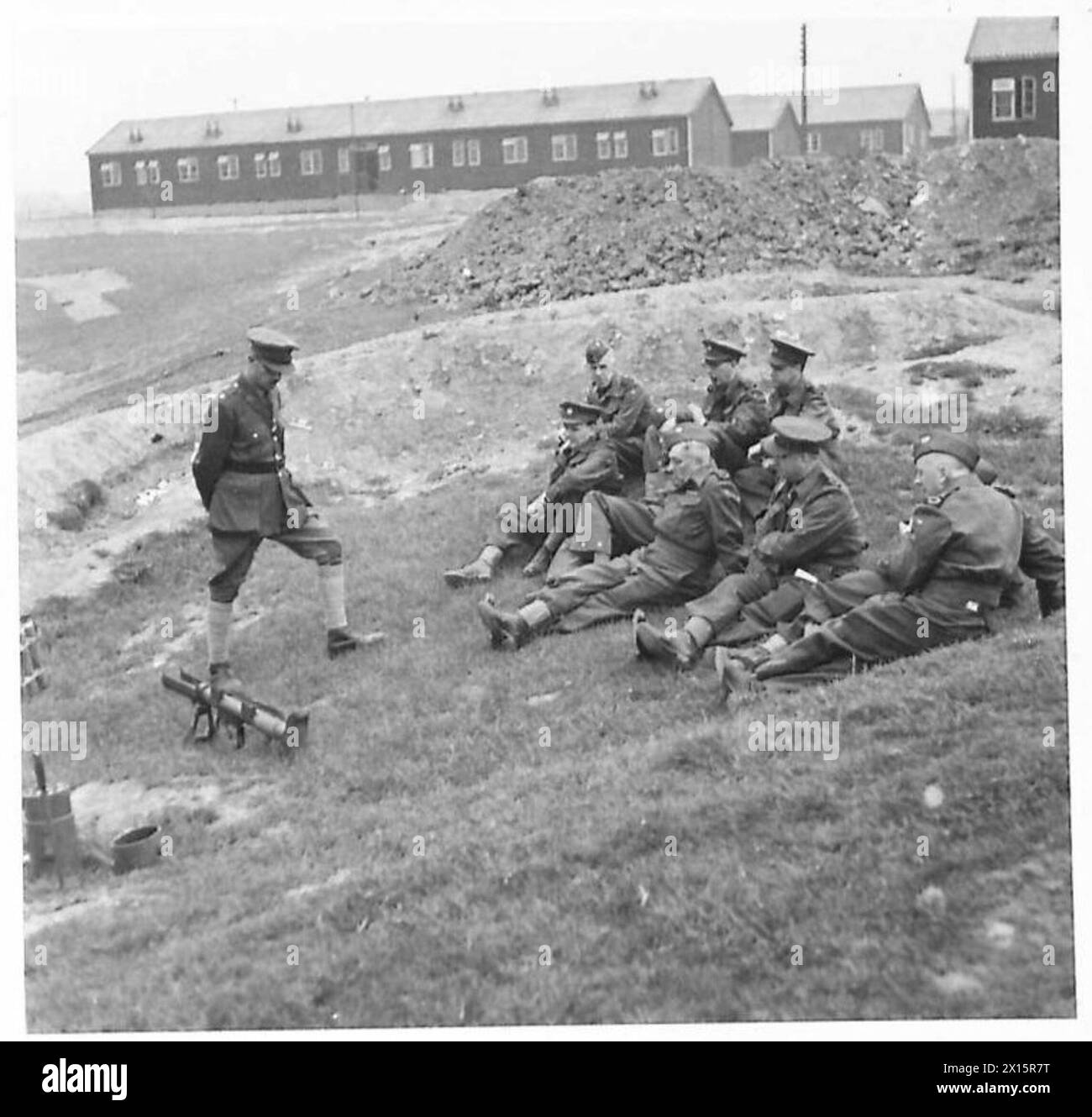 WAR CORRESPONDENTS AT A WEAPON TRAINING SCHOOL - An officer explains ...