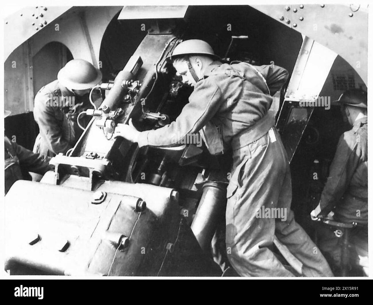 THE MEN WHO 'BRING 'EM DOWN' - Closing the breech ready to fire British ...