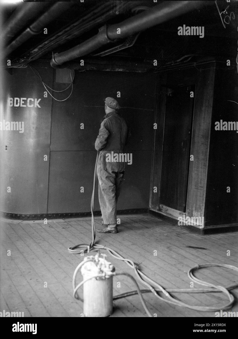 SPRAY EQUIPMENT. 22 OCTOBER 1944, LIVERPOOL. PAINT SPRAY EQUIPMENT USED ...