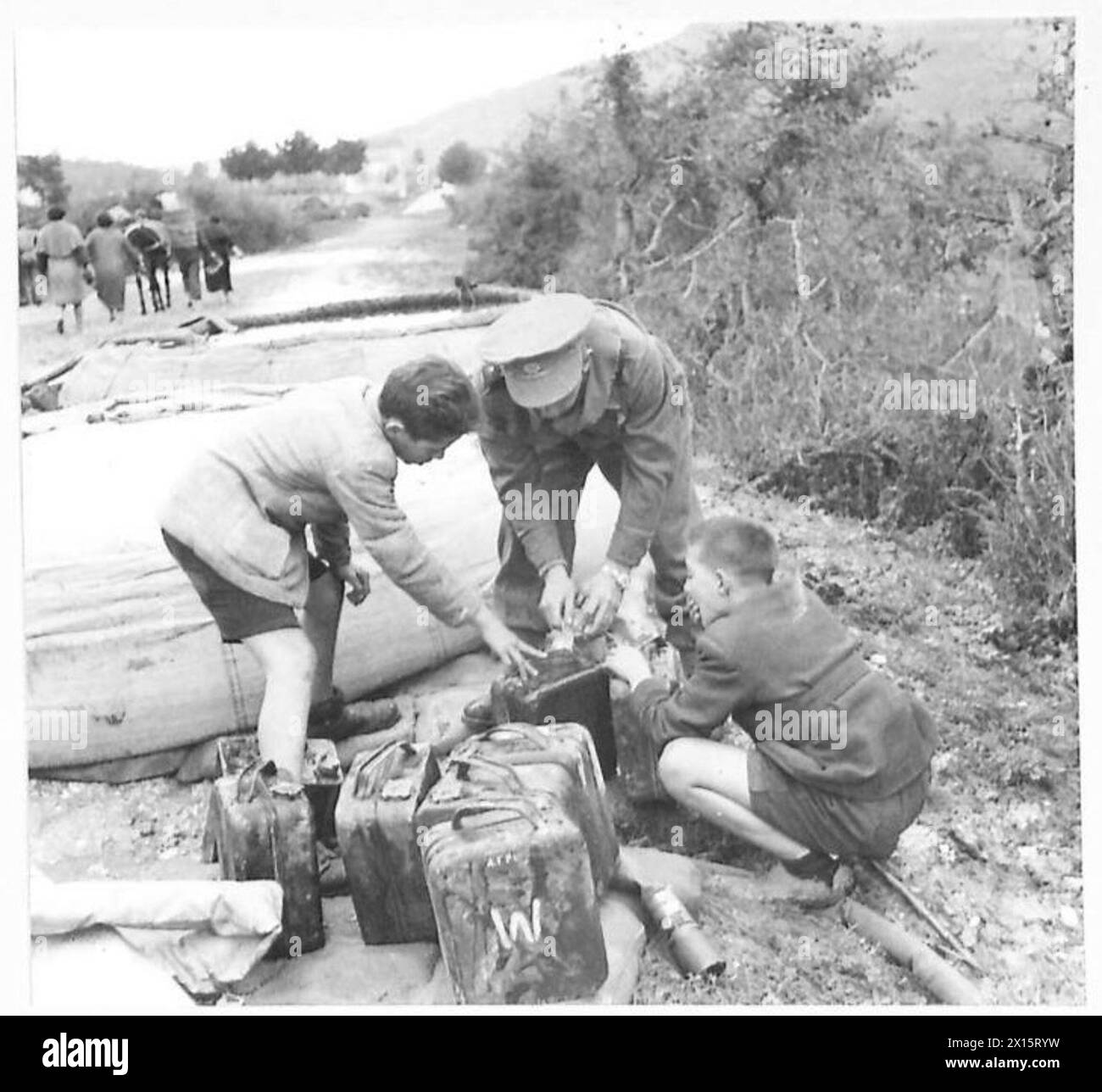ITALY : EIGHTH ARMY - Men of the 8th Army filling water cans from the ...