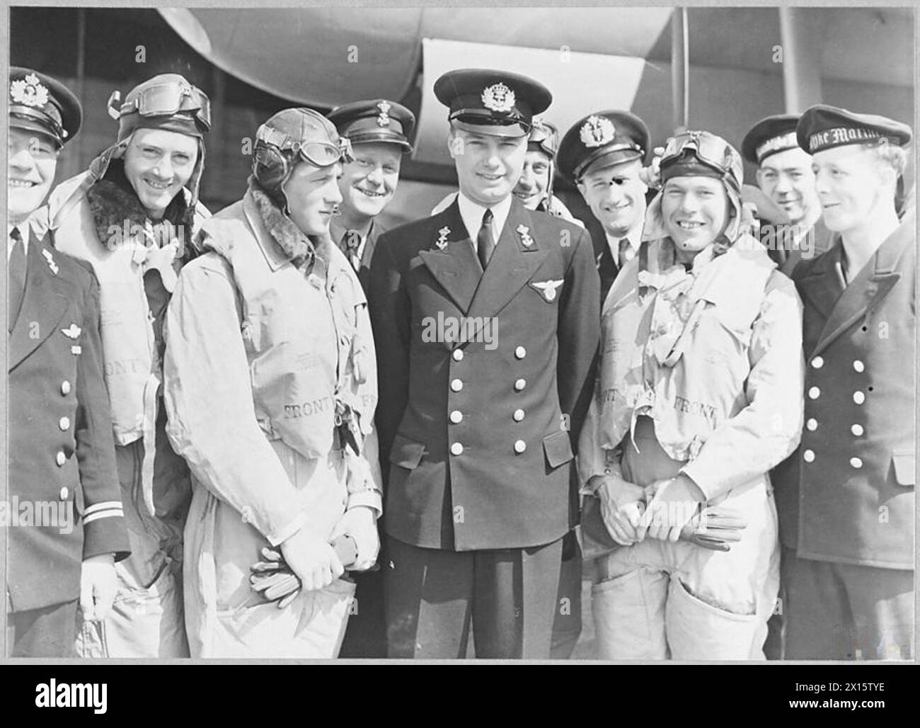 BRITAIN'S ALLIES - [1040] Dutch pilots with the squadron commander ...