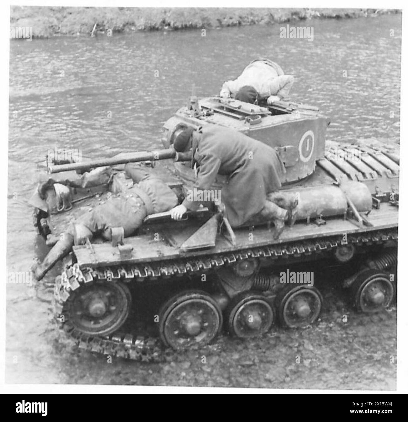 RECOVERING TANKS FROM A RIVER BED - The difficult process of recovery ...