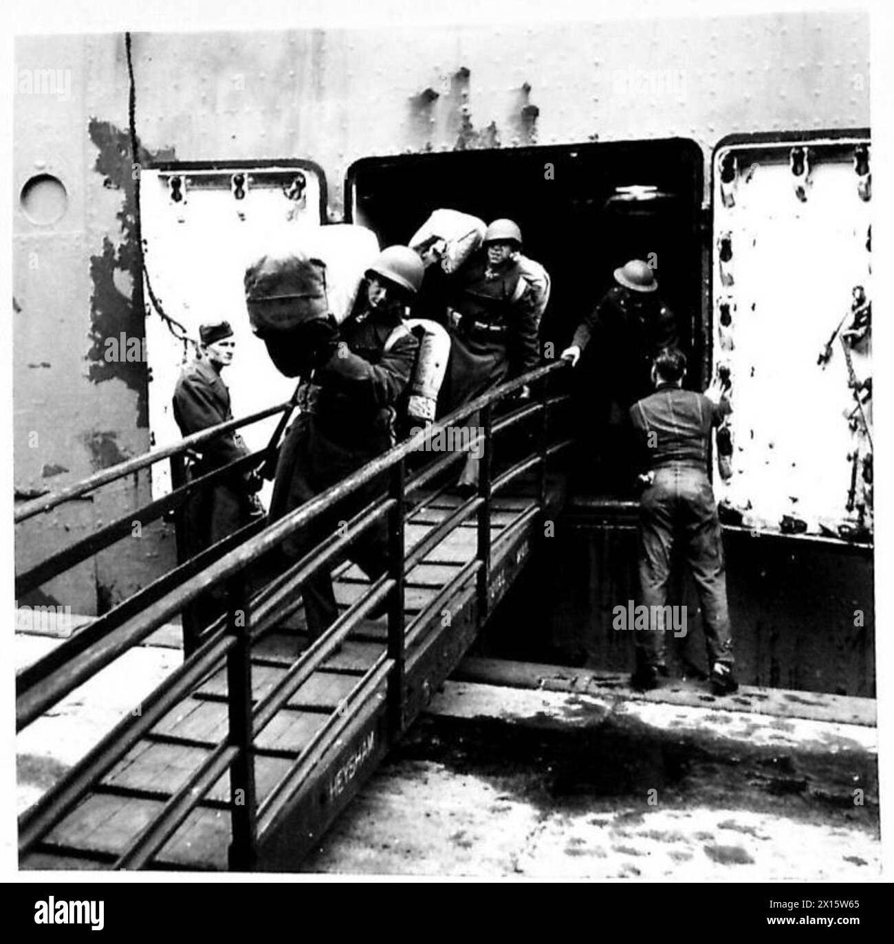 MORE AMERICAN TROOPS ARRIVE - American soldiers wearing unusual steel ...