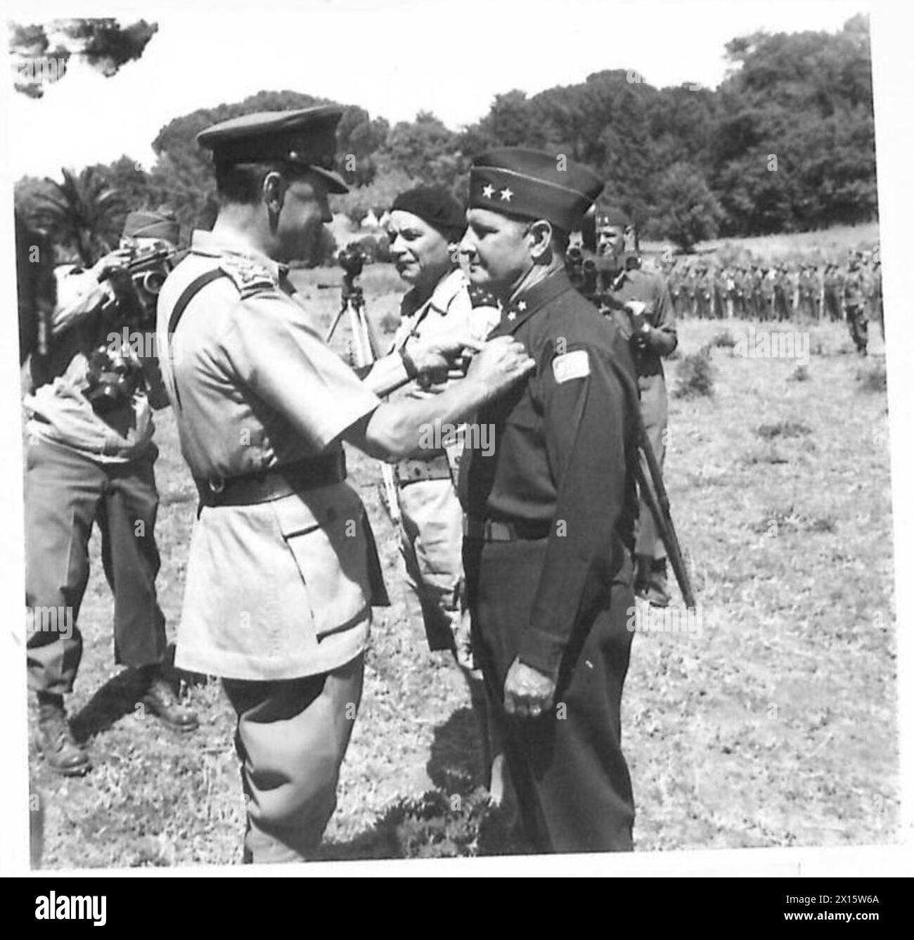 ROME : GENERALS ALEXANDER AND CLARK PRESENT AWARDS TO COMMANDERS ...