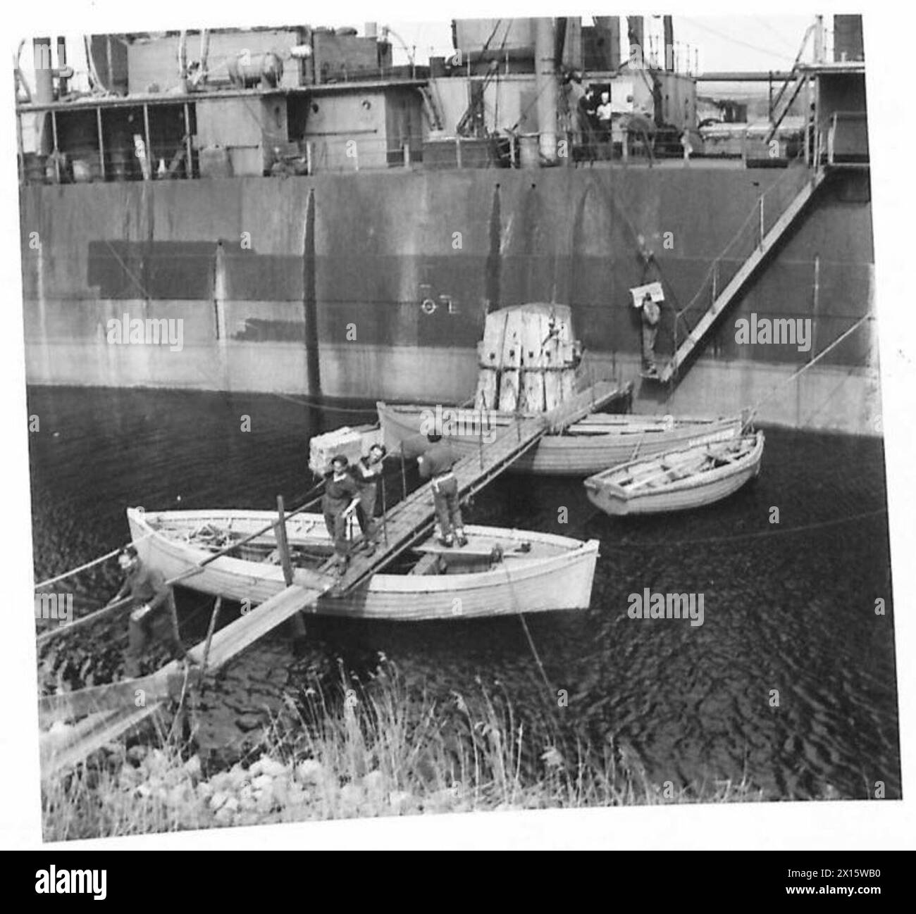 "DESERT RATS" ON THE KAISER WILHELM CANAL - Troops carrying radio sets ...