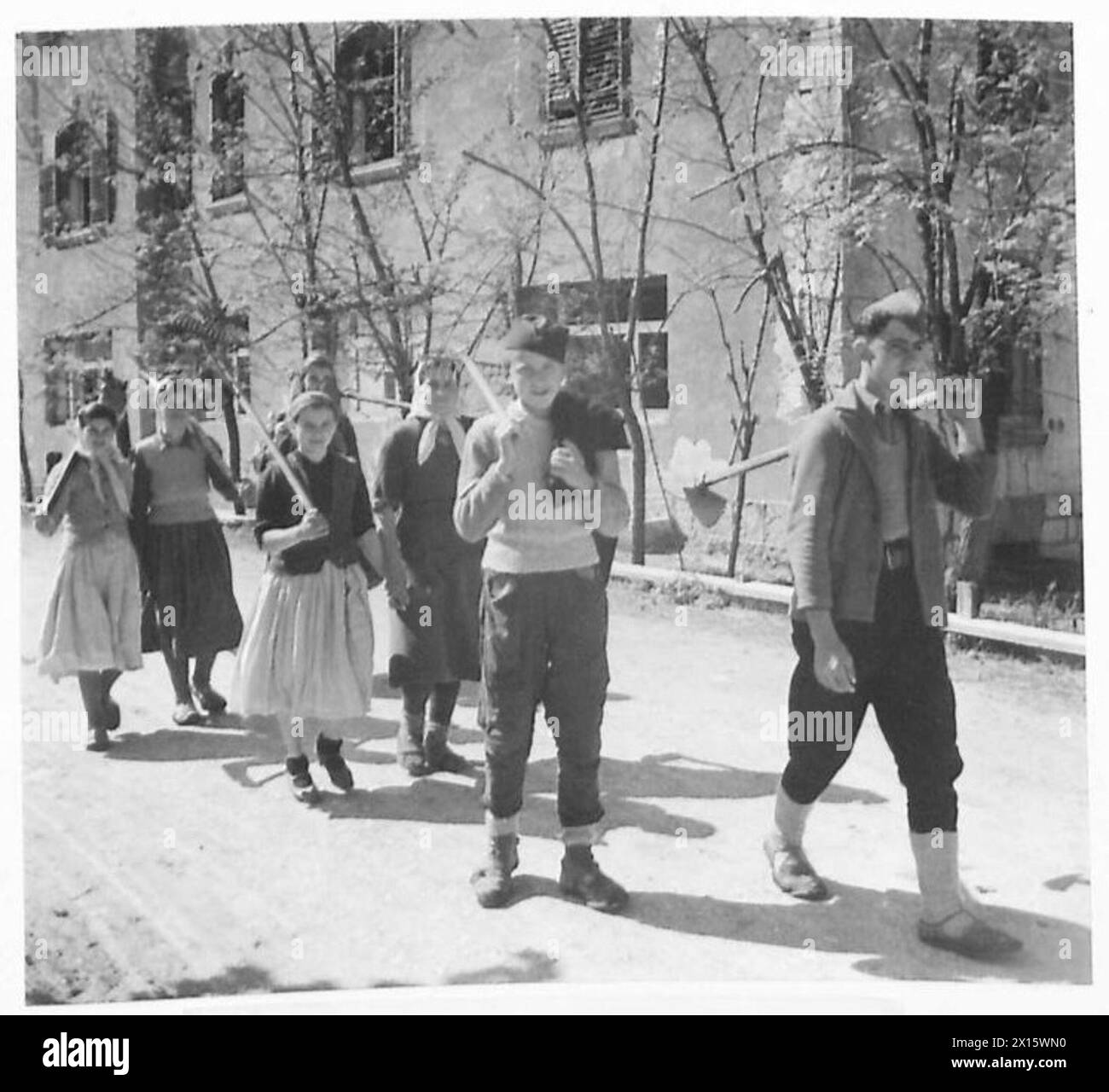YUGOSLAVIA : LIFE IN THE BOSNIAN VILLAGE OF DRVAR - Partisan soldiers ...