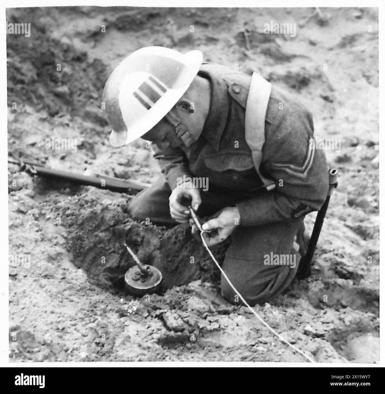 THE BRITISH ARMY IN NORTH AFRICA 1943 - Two sappers follow a suspicious ...