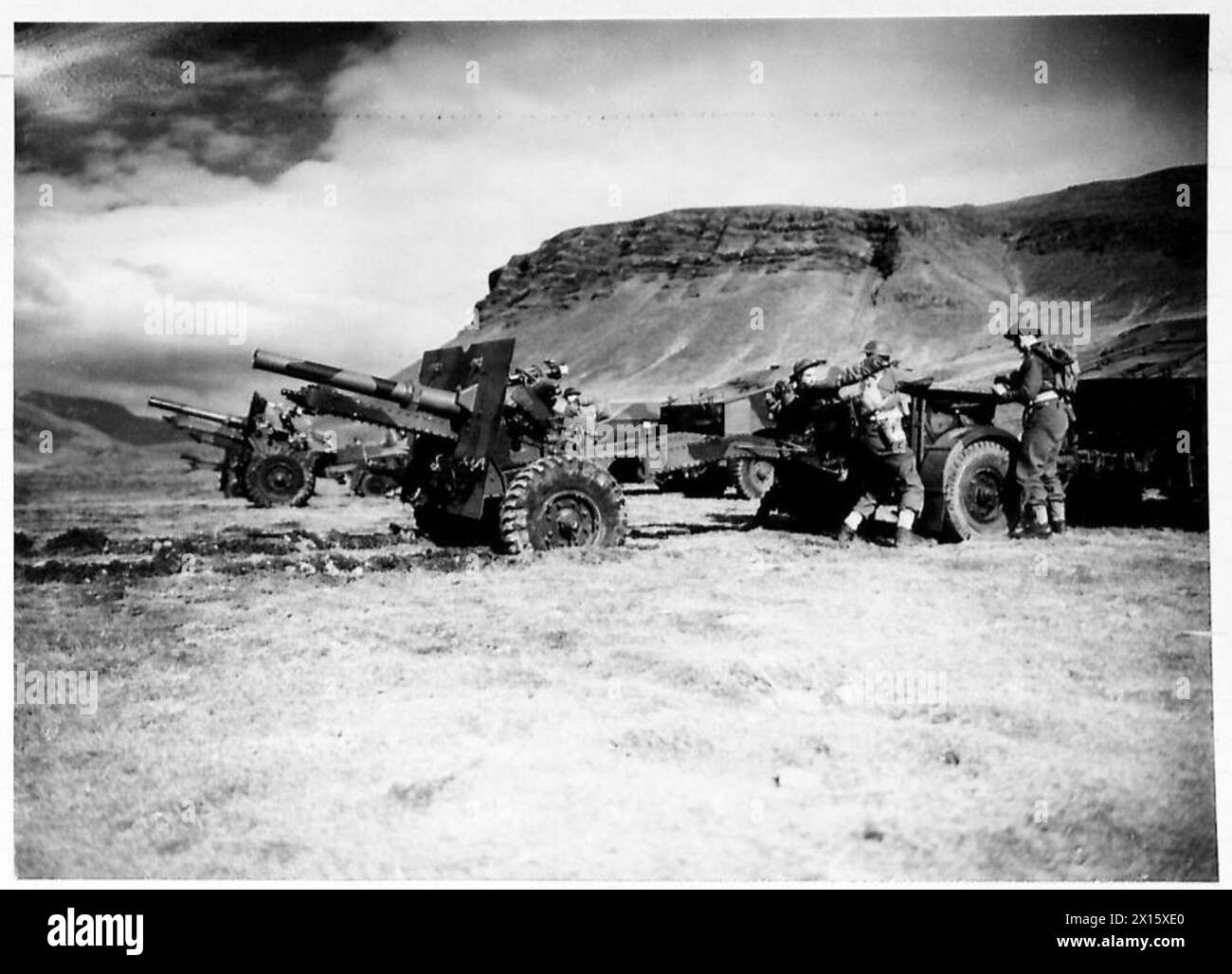 WITH THE BRITISH TROOPS IN ICELAND - 25 Pounder Field guns of the 386th ...