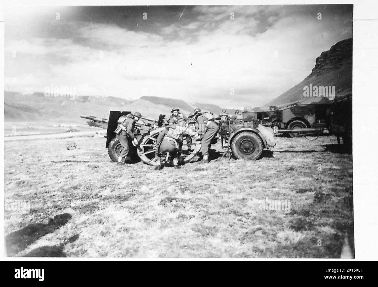 WITH THE BRITISH TROOPS IN ICELAND - 25 Pounder Field guns of the 386th ...