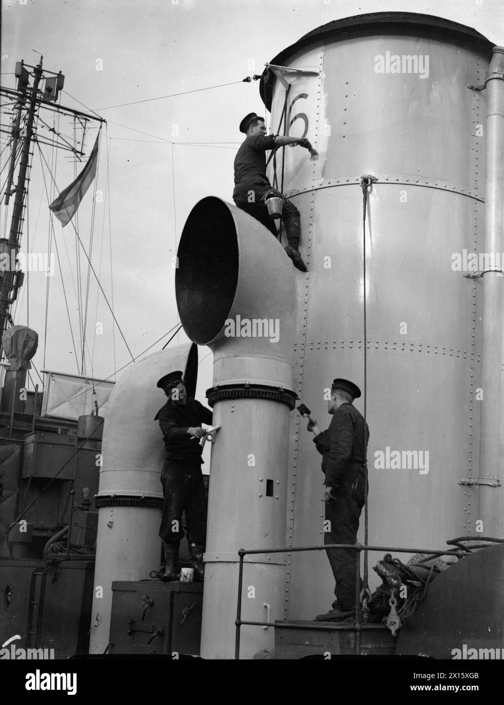 THE ROYAL NAVY DURING THE SECOND WORLD WAR - Painting the ship's funnel ...