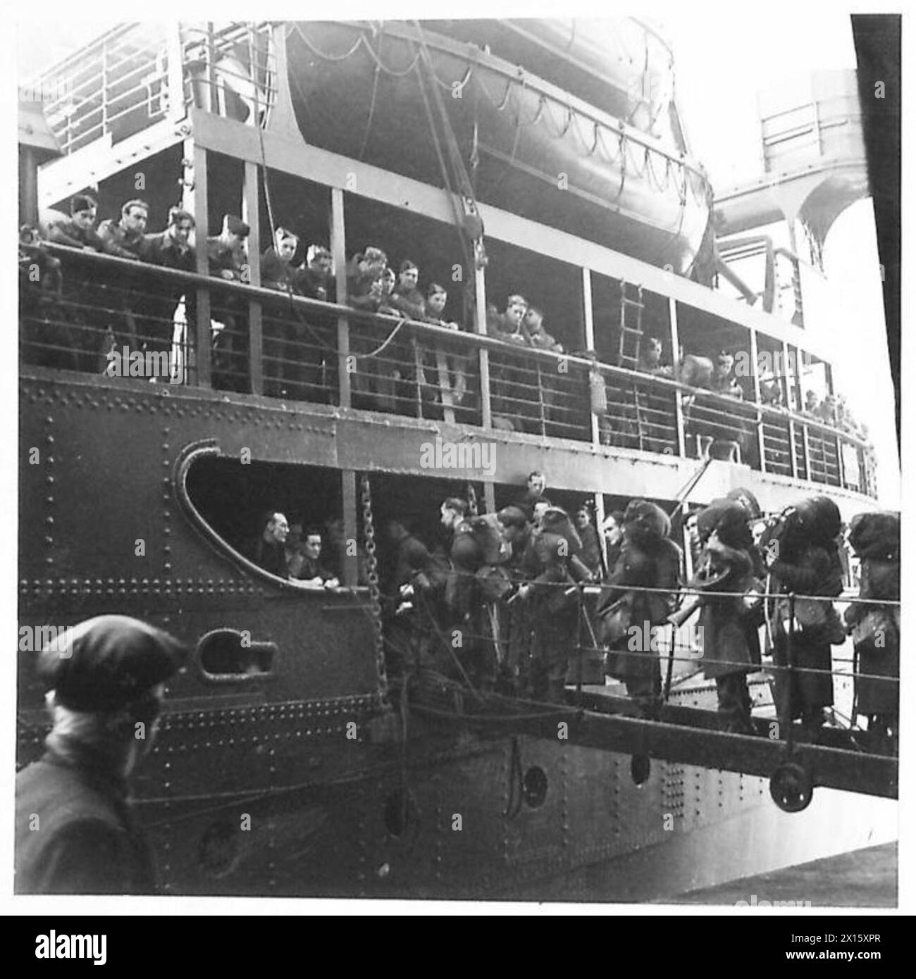 BRITISH AND AMERICAN TROOPS EMBARK - British troops boarding a ...