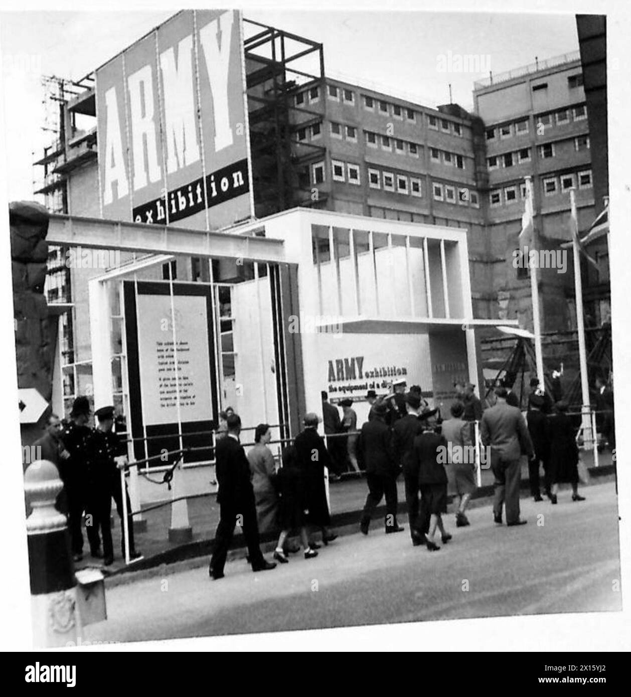 ARMY EQUIPMENT EXHIBITION - The first visitors to the exhibition ...