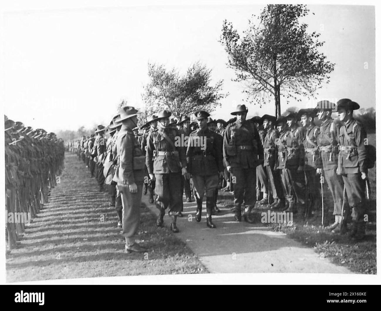 The King inspects Australian troops during a British Army visit ...