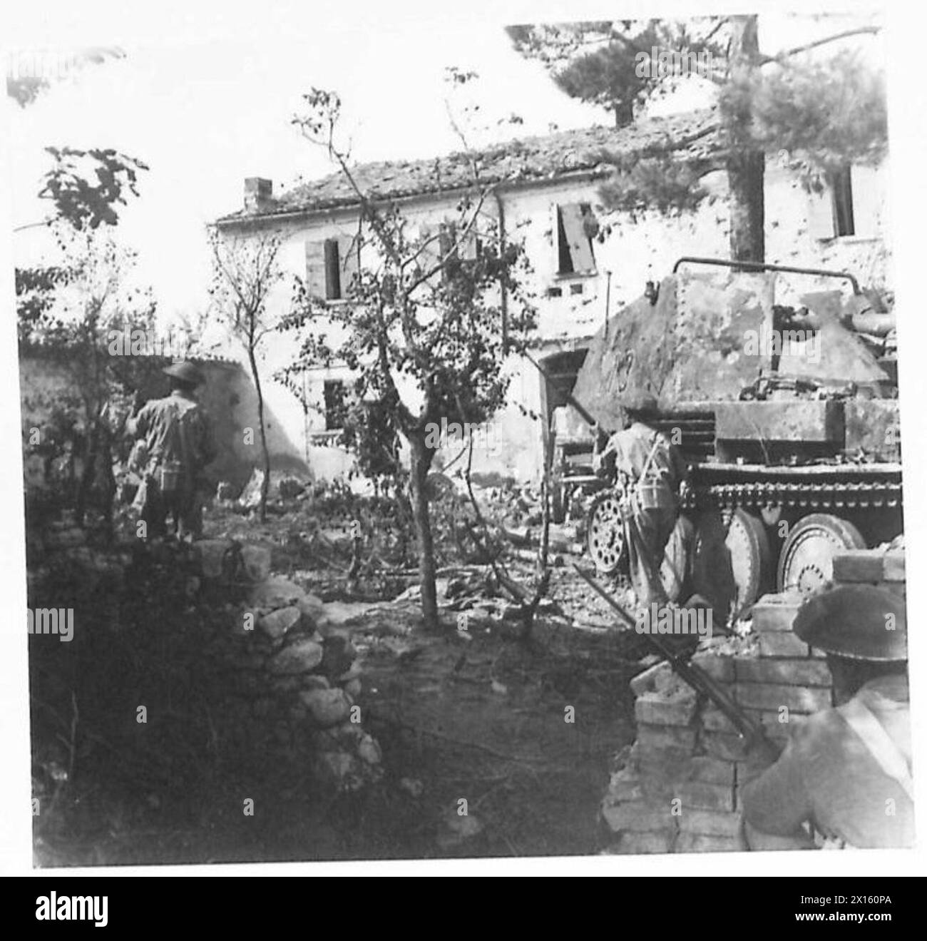 EIGHTH ARMY : VARIOUS - Gurkhas of 43 Brigade, 1st Armoured Division ...