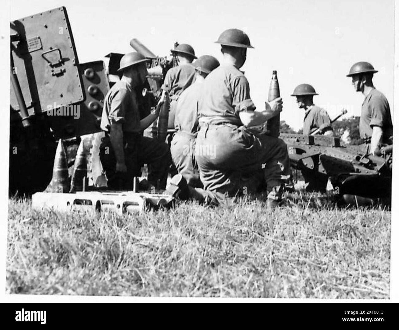 A FIELD REGIMENT OF THE ROYAL ARTILLERY - The gun crew at action ...