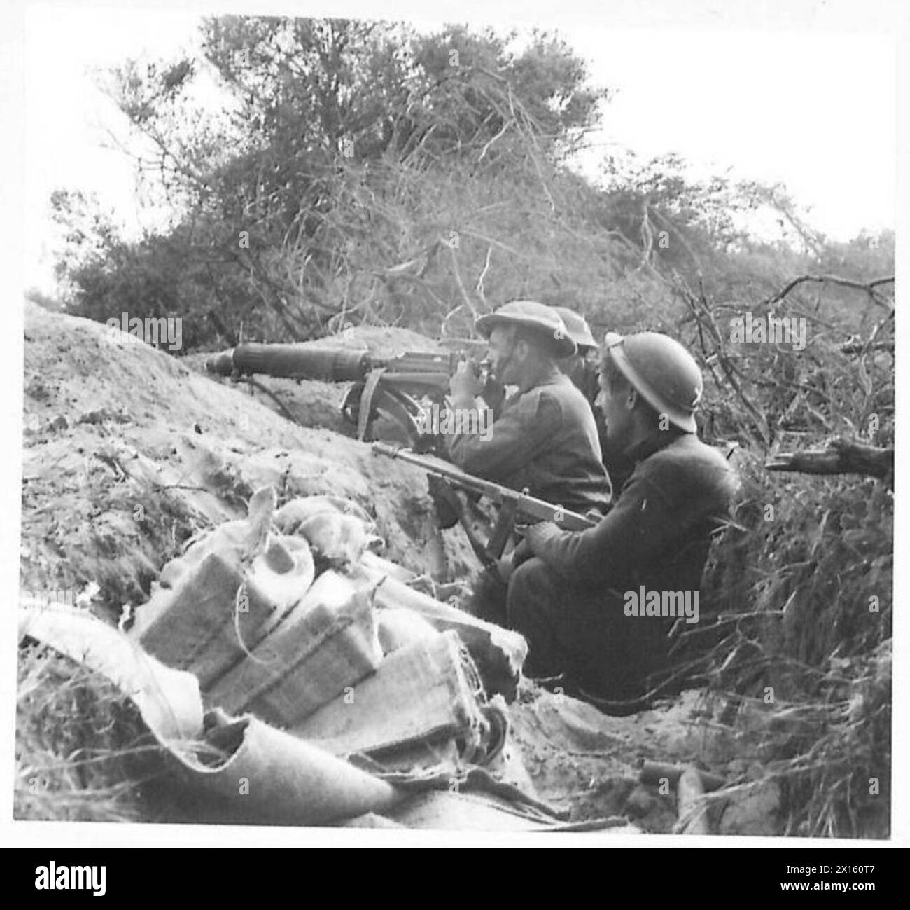 FIFTH ARMY : ANZIO OFFENSIVE - A machine gun post manned ready for a ...