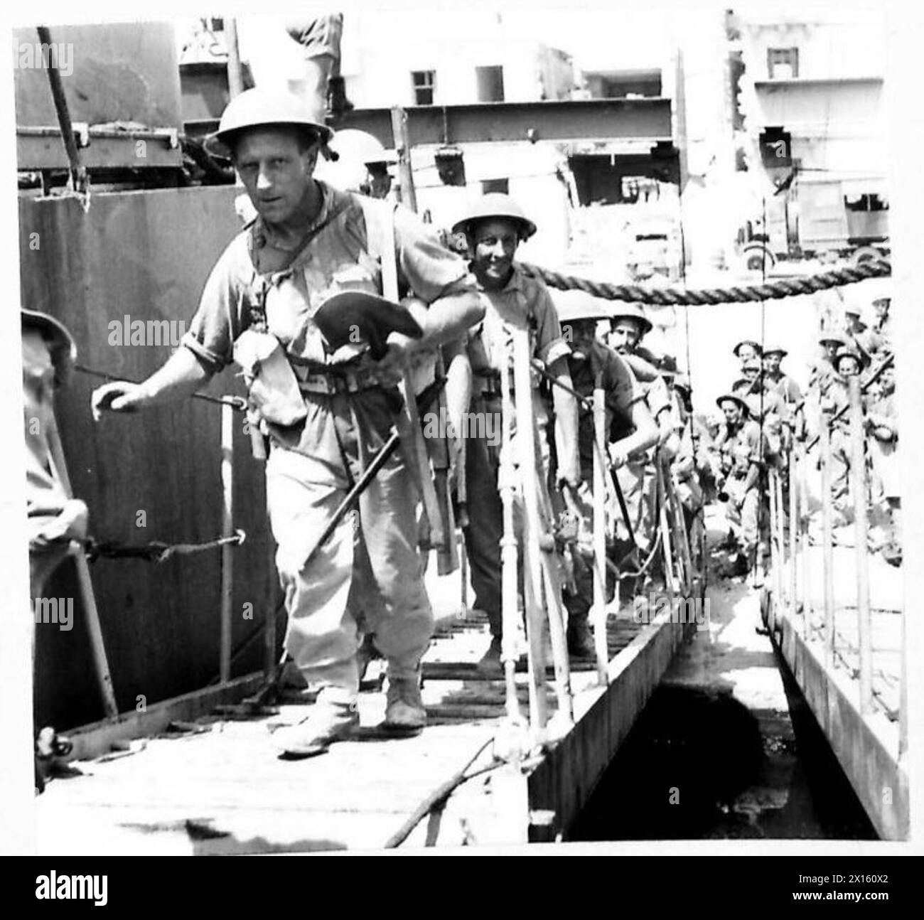 British Army troops embark on Landing Craft Infantry (L.C.I.) at Sousse ...