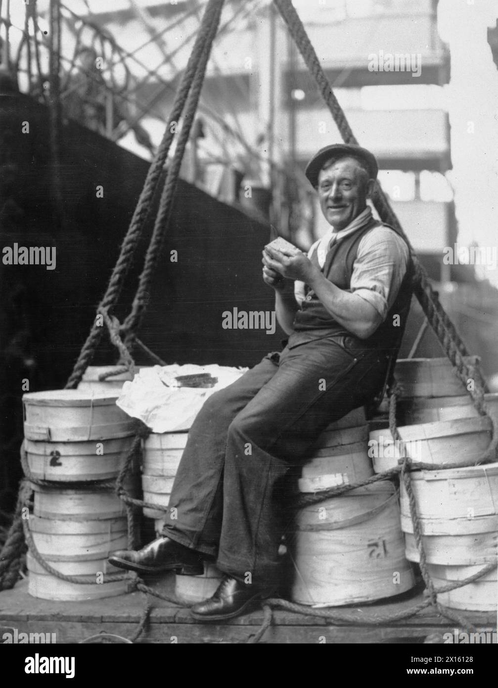 Dock workers black and white hi-res stock photography and images - Alamy