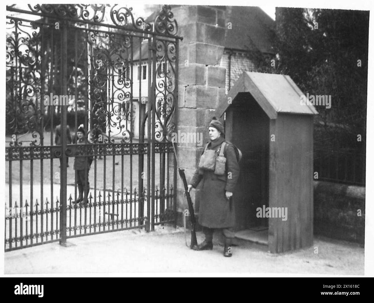 LONDON IRISH RIFLES - Training somewhere in Sussex British Army Stock ...