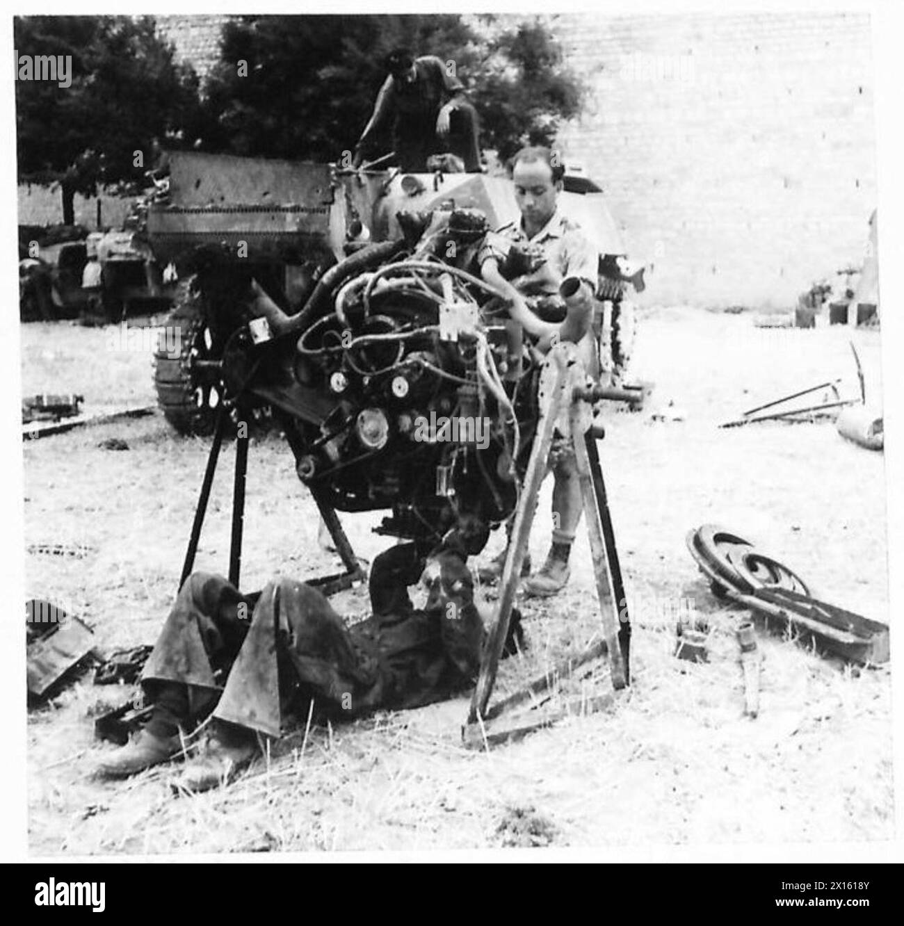 EIGHTH ARMY : VARIOUS - A 250 hp 7-cylinder engine ready for routine ...