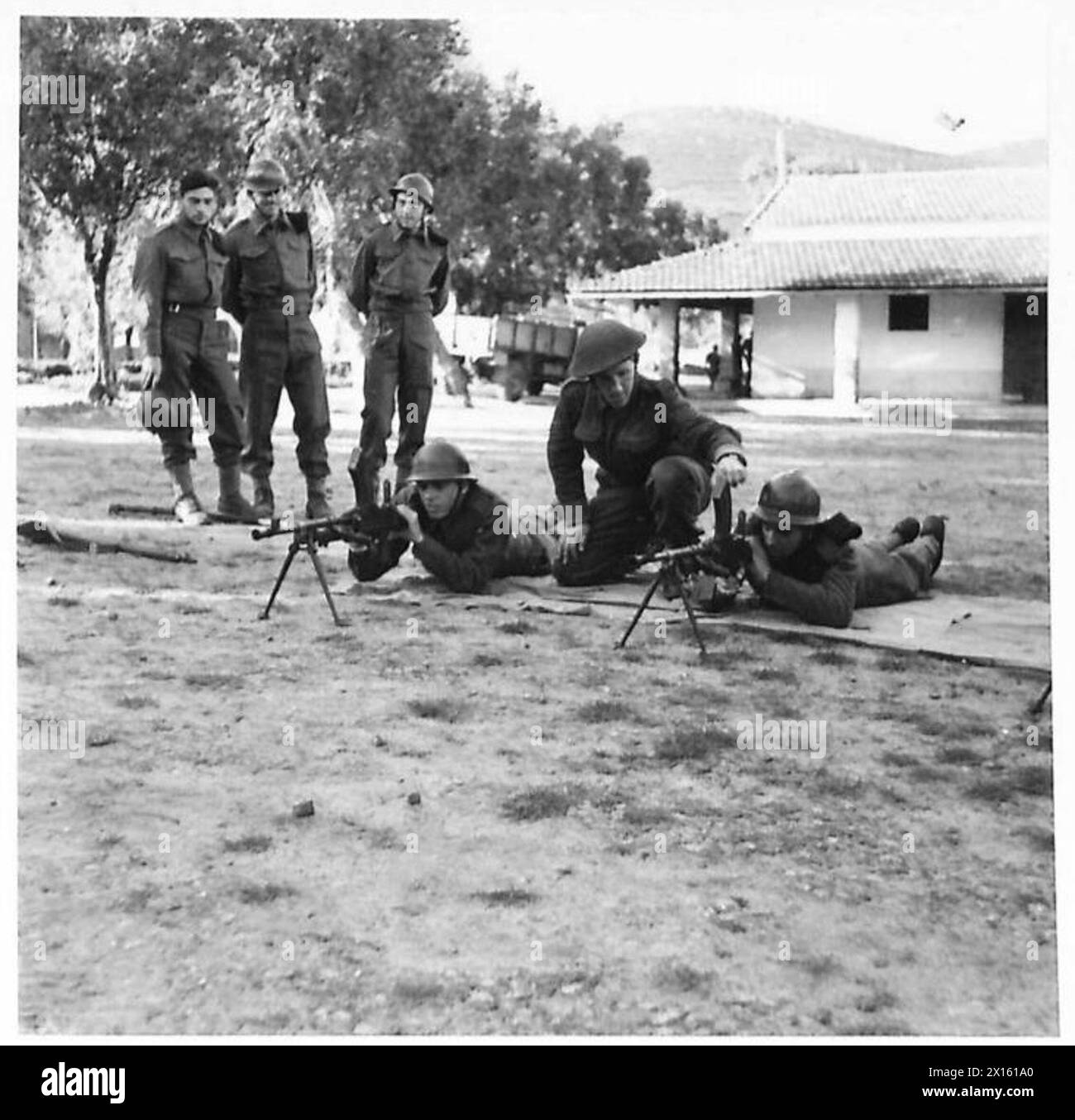 Sergeant Hart instructs French recruits in the use of a Bren light ...