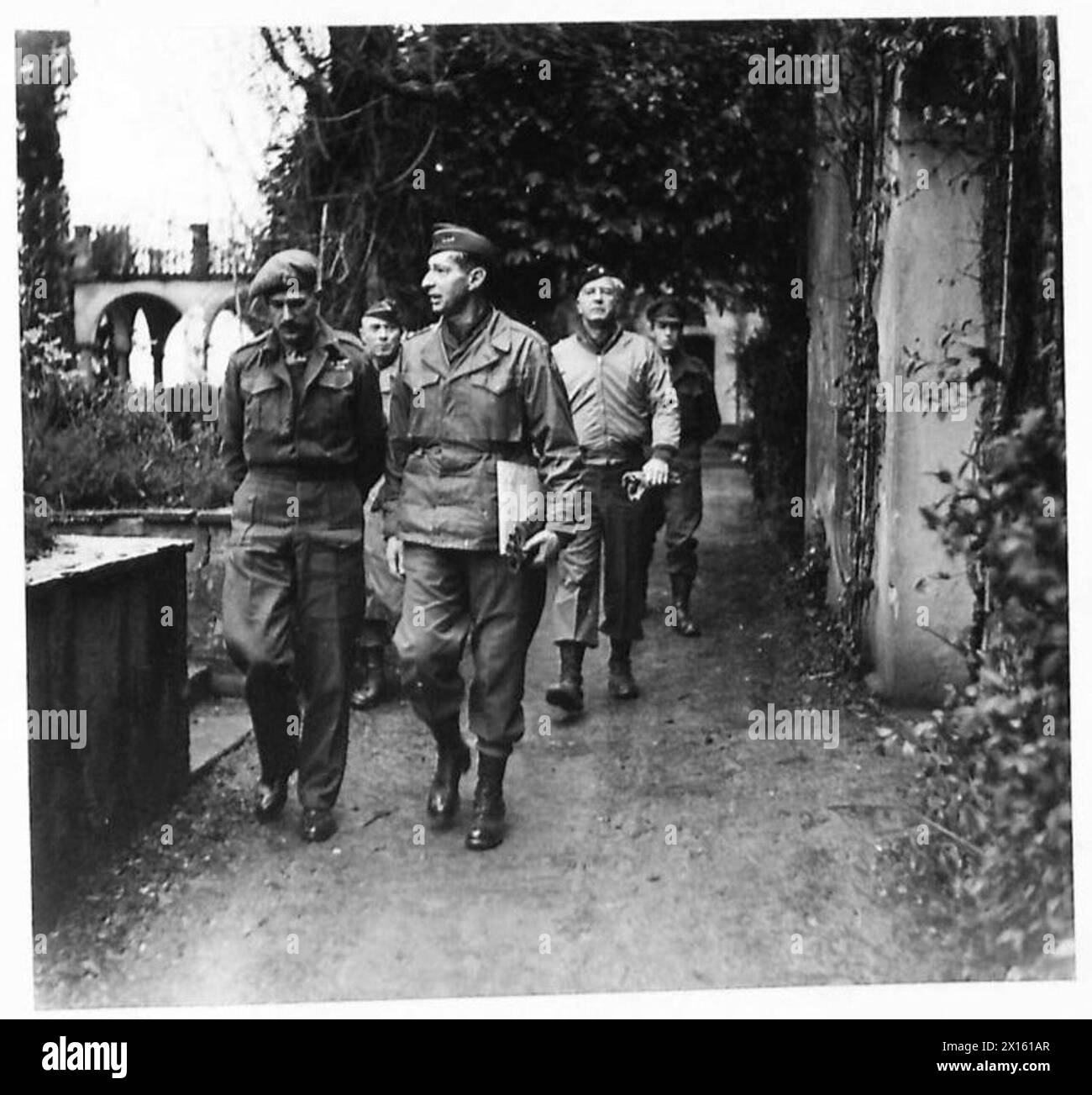 FIFTH ARMY GENERALS MEET - General Mark W. Clark, Commander A.A.I ...