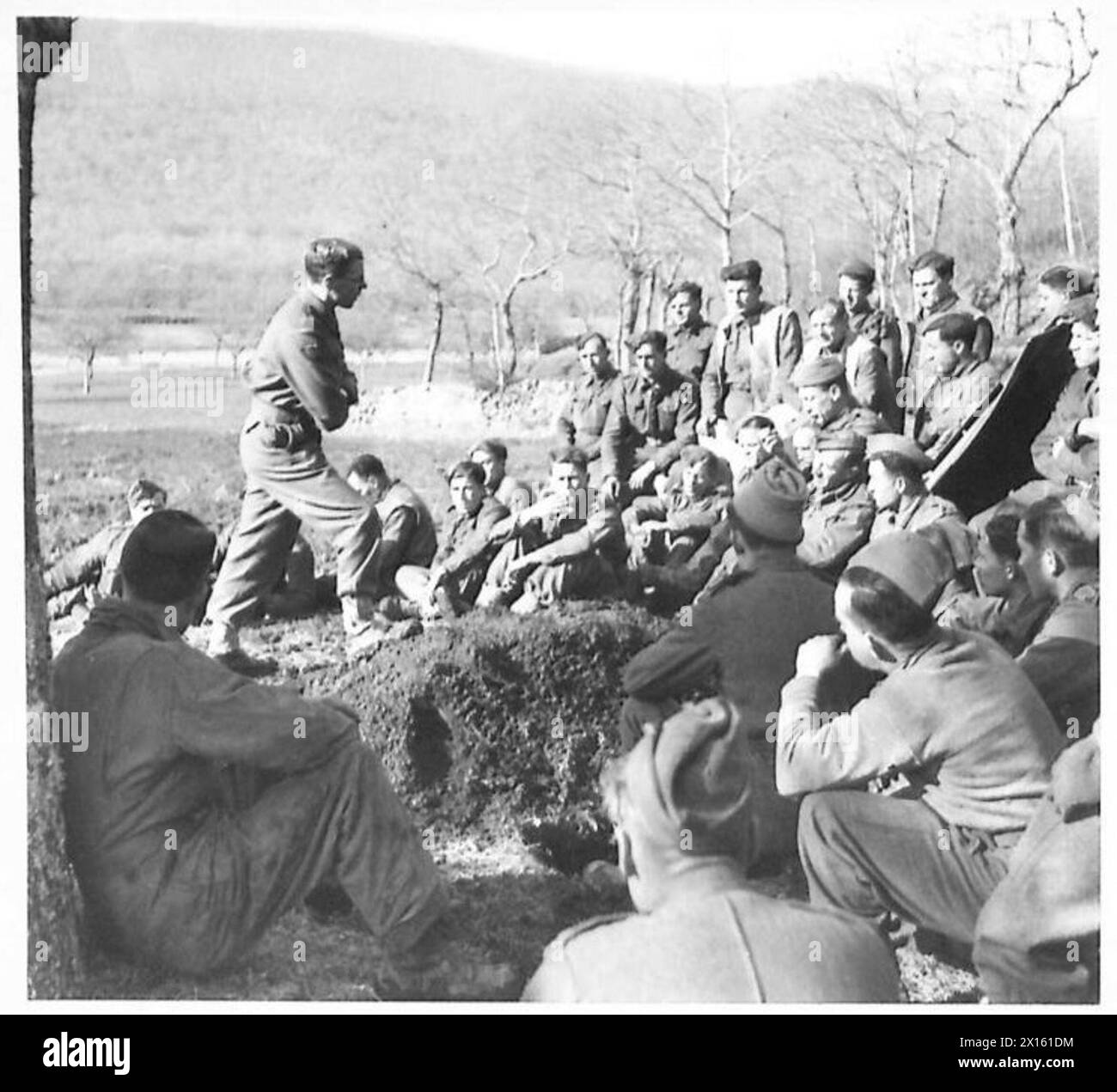 British army personnel gather hi-res stock photography and images - Alamy