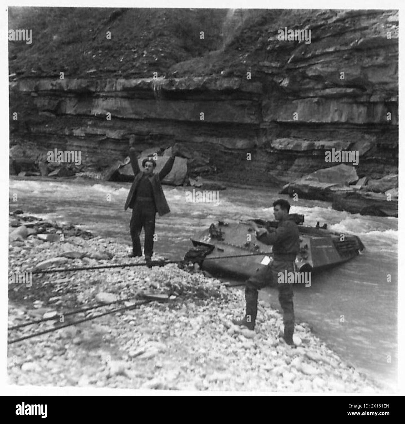 Lieutenant Medcalfe and Staff Sergeant Hayward signal recovery vehicle ...