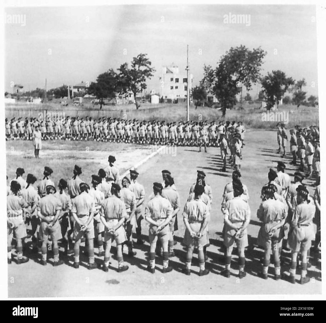 ITALY : MAJOR GENERAL PENNY VISIT SCOTTISH REGIMENT - Major General ...