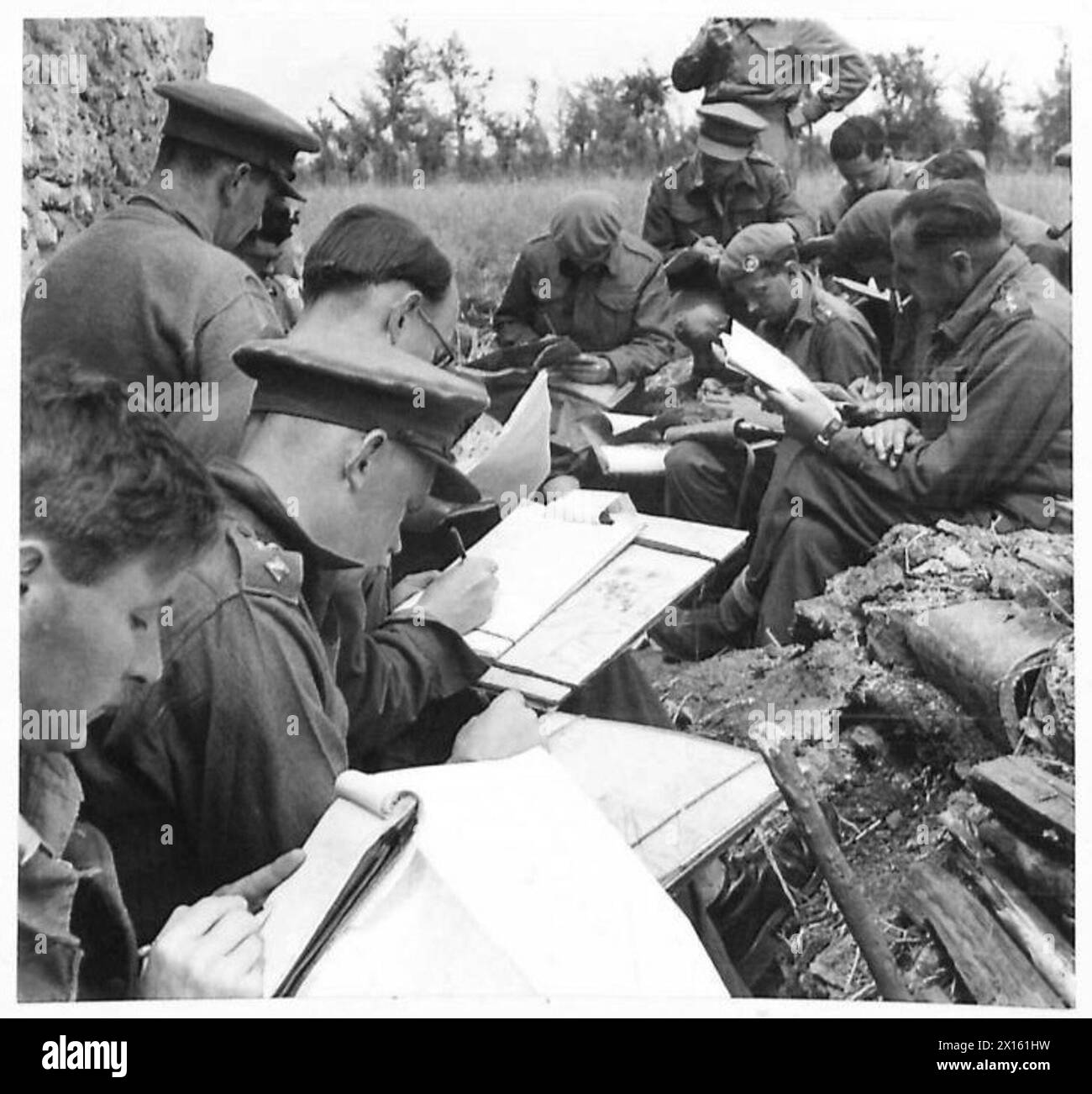 EIGHTH ARMY : ON THE OUTSKIRTS OF THE HITLER LINE - Just behind a ...