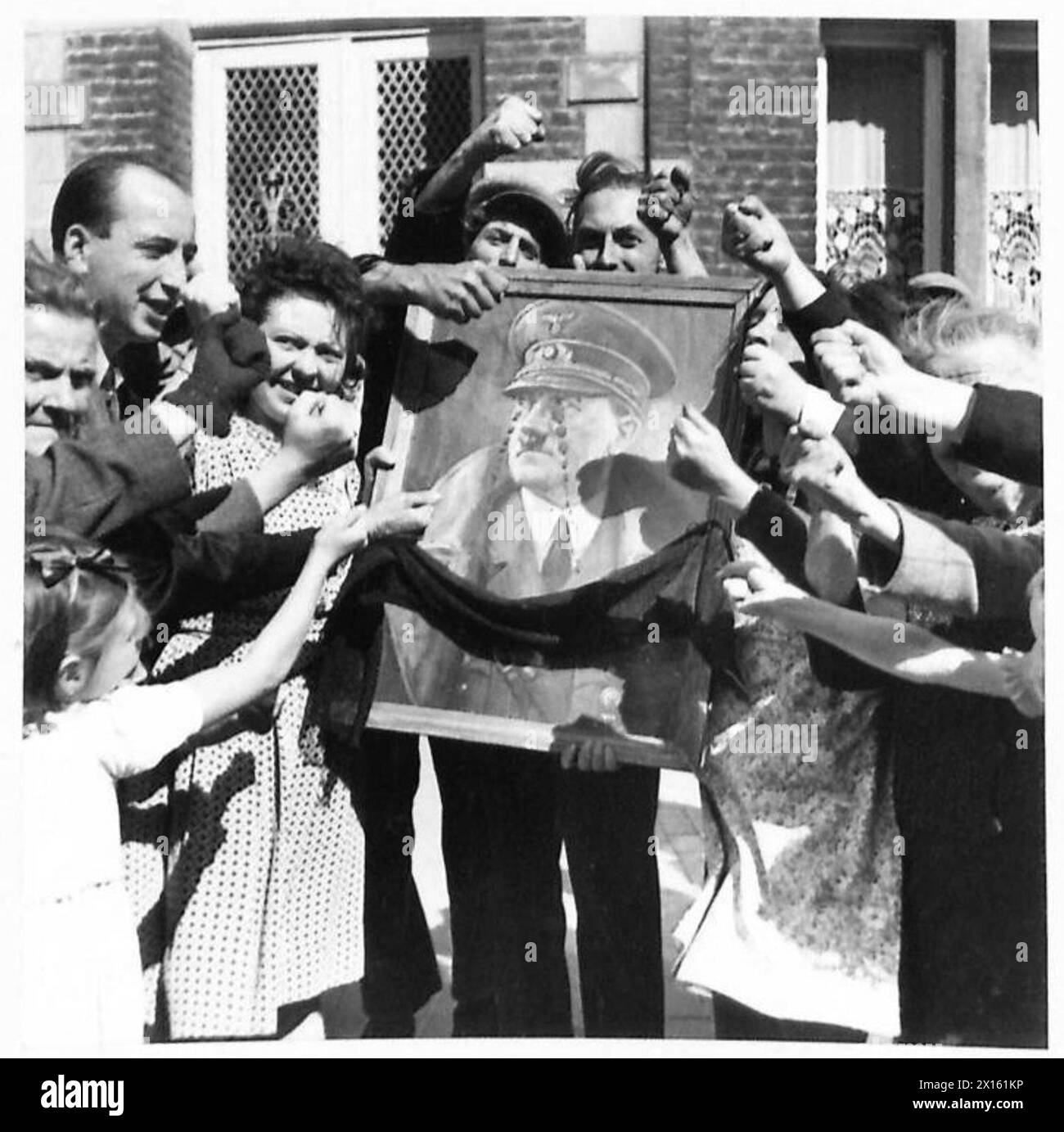 THE ADVANCE INTO BELGIUM - In a town 21 kilos outside Brussels women ...