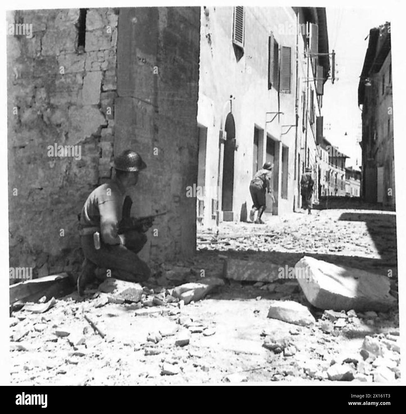 EIGHTH ARMY : FALL OF CASTIGLIONE - Making use of all available cover ...